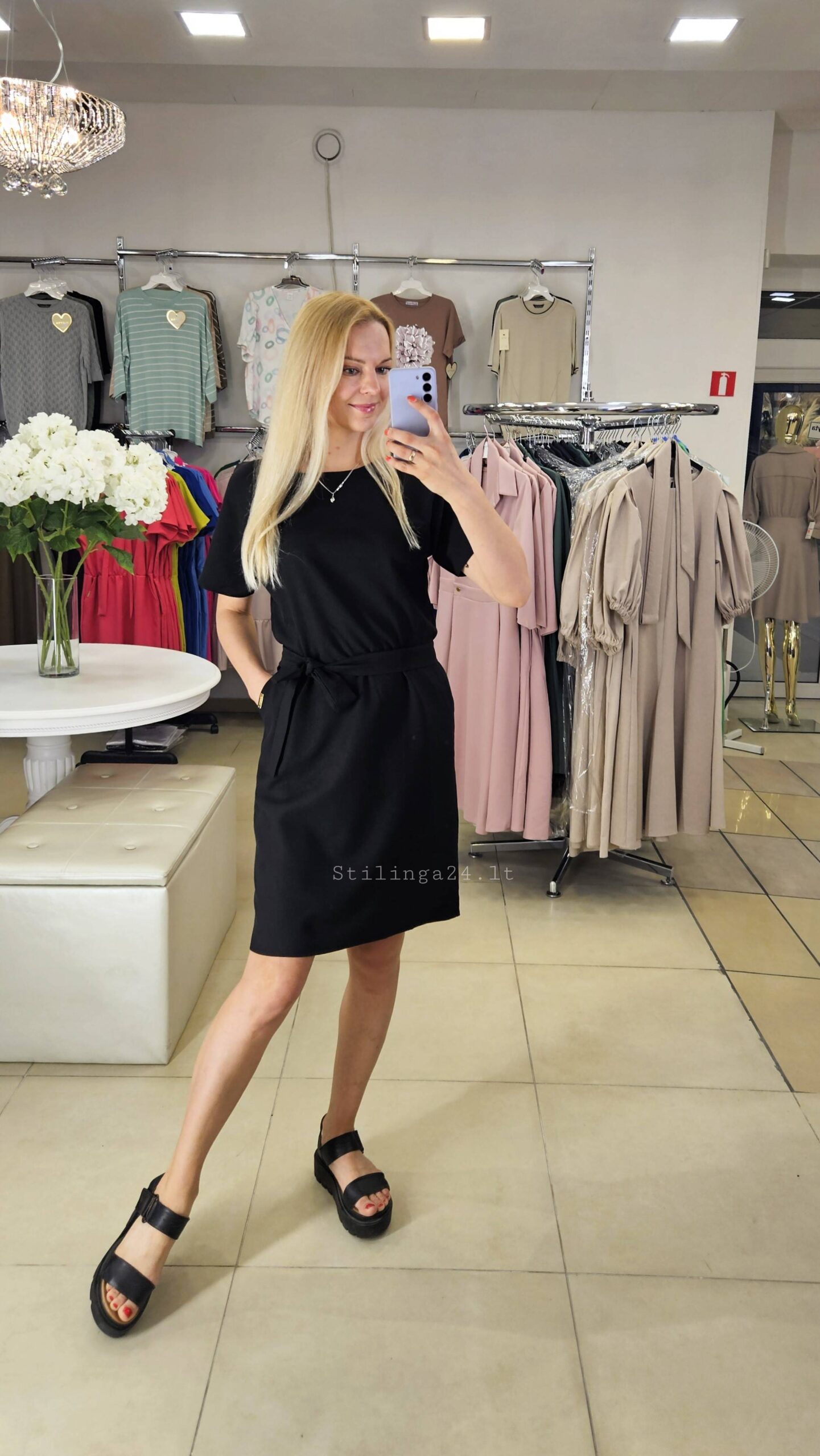 Praktiška, universali suknelė, liemuo su guma. Juodos spalvos ...